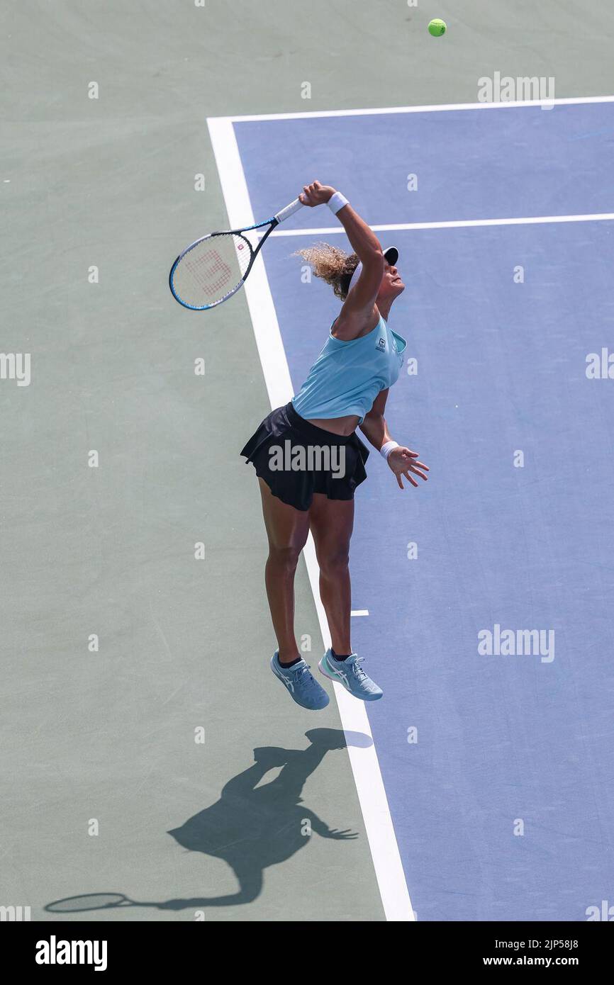 Mason, Ohio, USA. 15th Aug, 2022. Mayar Sherif (EGY) serves during ...