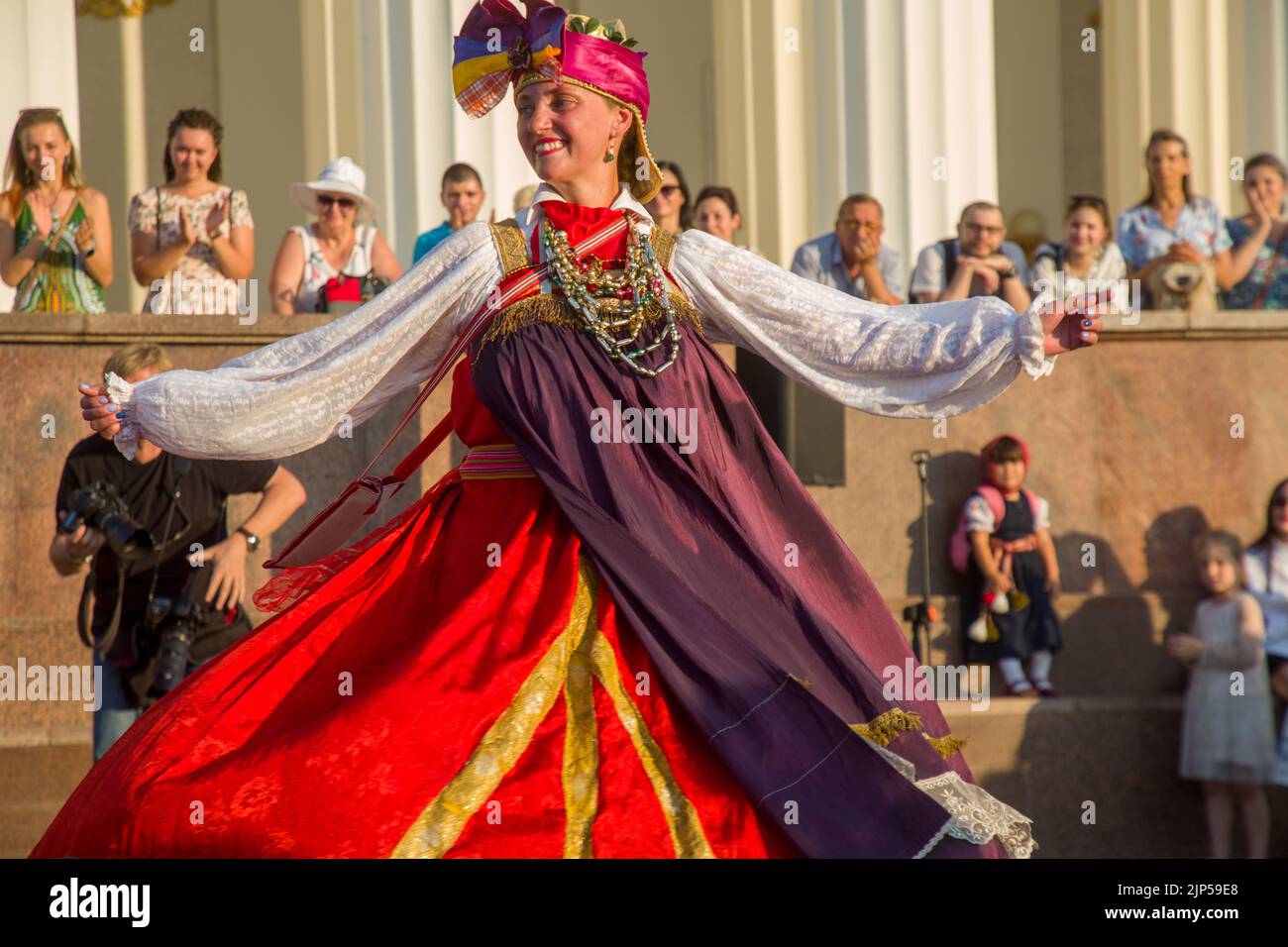 Moscow, Russia. 15th of August, 2022. A woman dances in a peasant ...