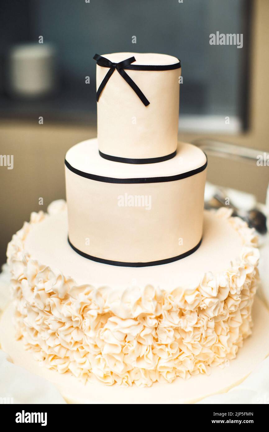 Wedding cake ribbons hi-res stock photography and images - Alamy