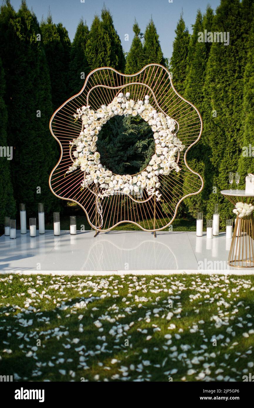 Round wedding arch flowers ceremony hi-res stock photography and images ...
