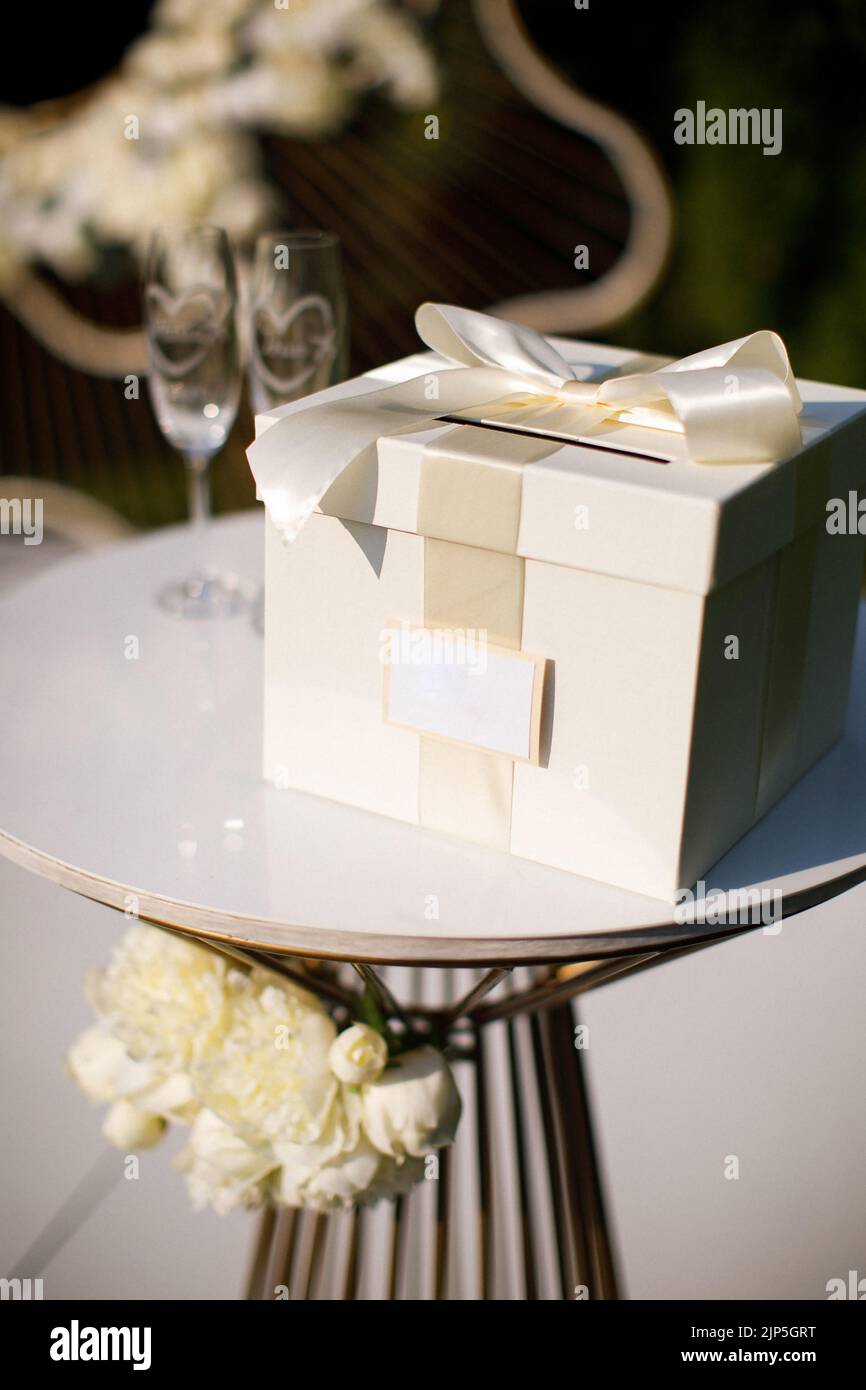 Cardboard setup hi-res stock photography and images - Alamy