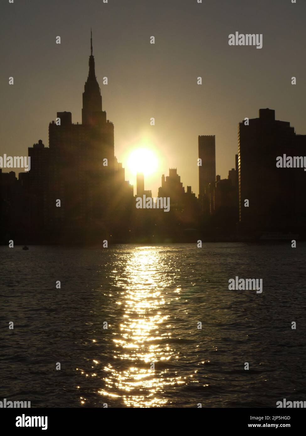 Empire state building silhouette hi-res stock photography and images ...