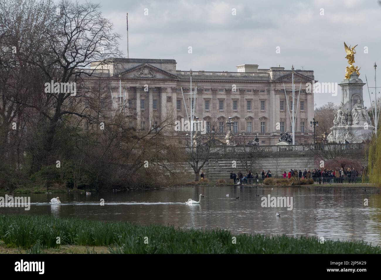 A beautiful view of the Buckingham Palace, Royal residence in London ...