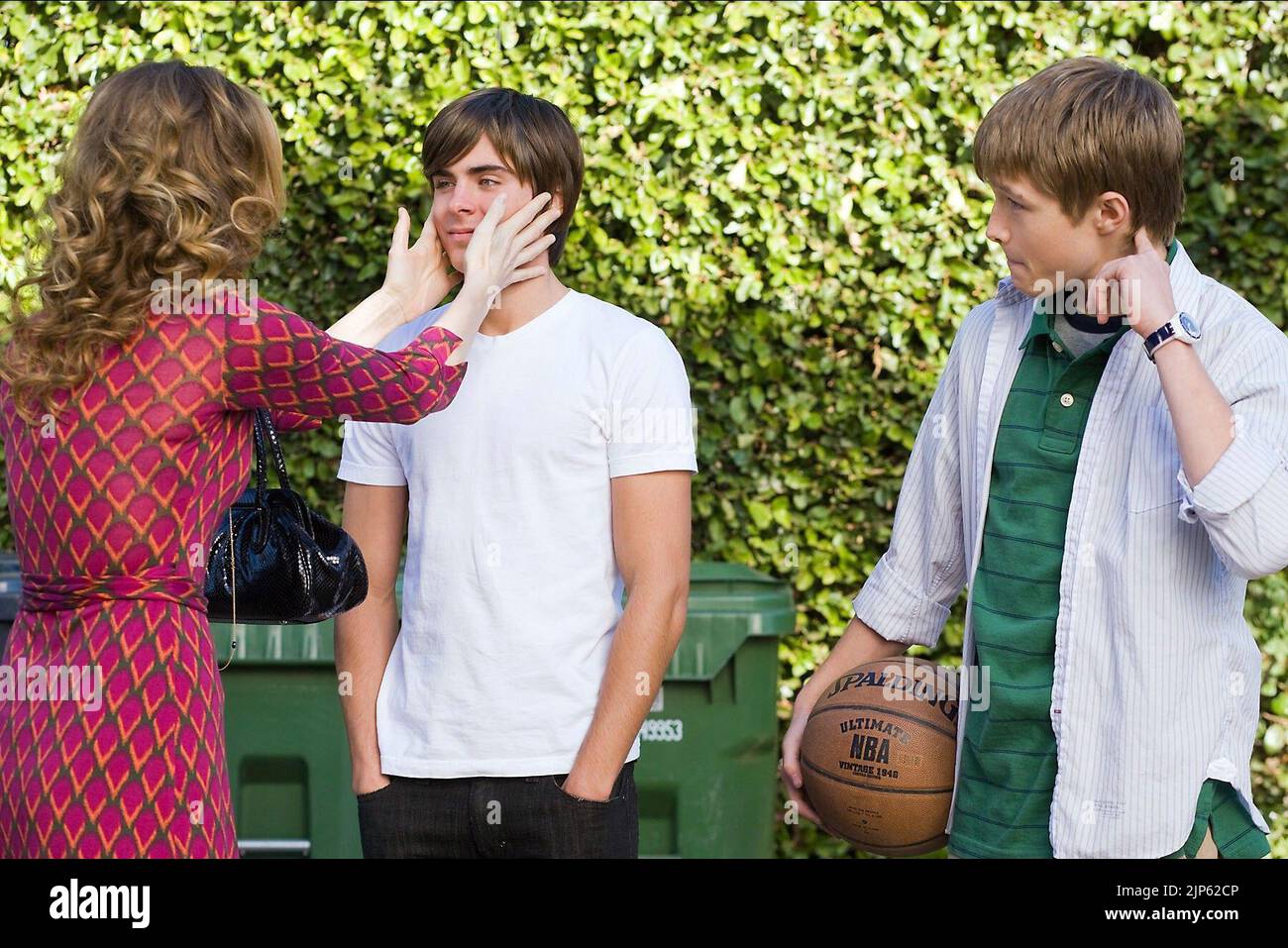 LESLIE MANN, ZAC EFRON, STERLING KNIGHT, 17 AGAIN, 2009 Stock Photo - Alamy