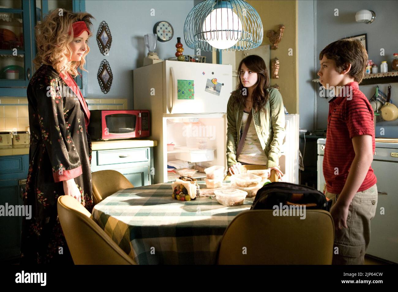 LISA KUDROW, EMMA ROBERTS, JAKE T. AUSTIN, HOTEL FOR DOGS, 2009 Stock ... LISA KUDROW, EMMA ROBERTS, JAKE T. AUSTIN, HOTEL FOR DOGS, 2009 Stock ...
