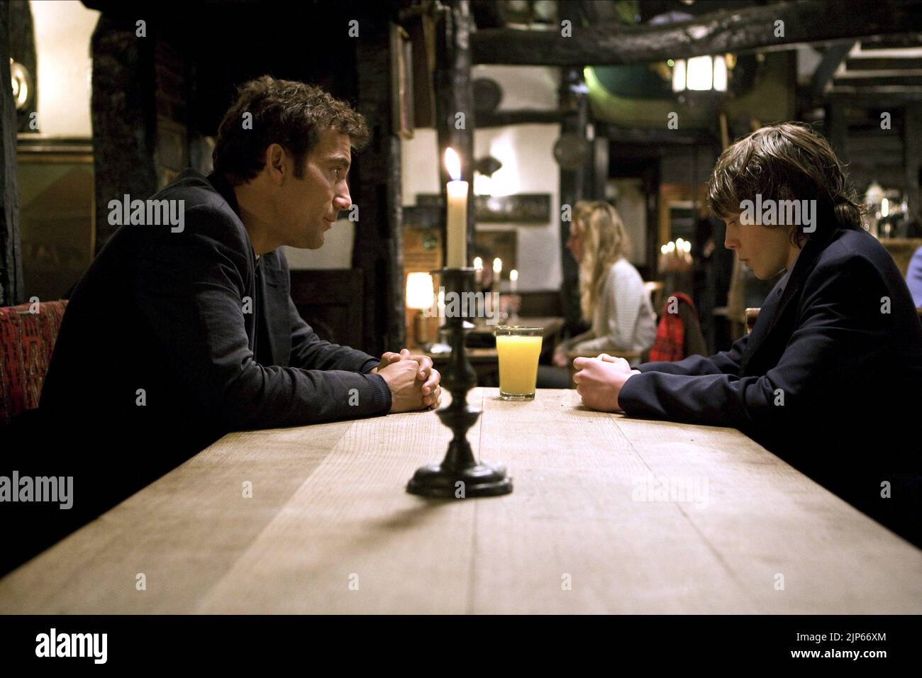 CLIVE OWEN, GEORGE MACKAY, THE BOYS ARE BACK, 2009 Stock Photo - Alamy