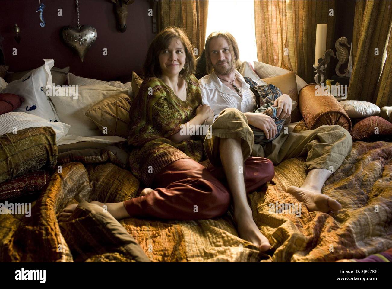 MAGGIE GYLLENHAAL, JOSH HAMILTON, AWAY WE GO, 2009 Stock Photo - Alamy