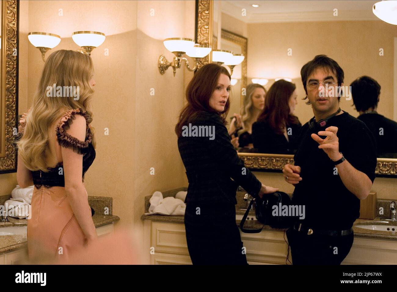 AMANDA SEYFRIED, JULIANNE MOORE, ATOM EGOYAN, CHLOE, 2009 Stock Photo - Alamy