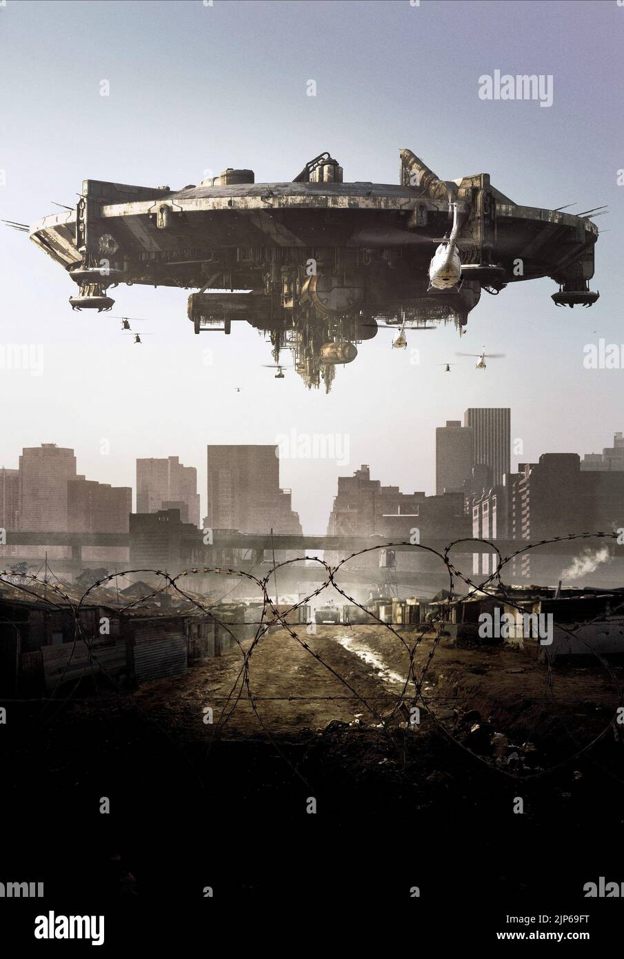 SPACECRAFT OVER ALIEN COMPOUND, DISTRICT 9, 2009 Stock Photo - Alamy