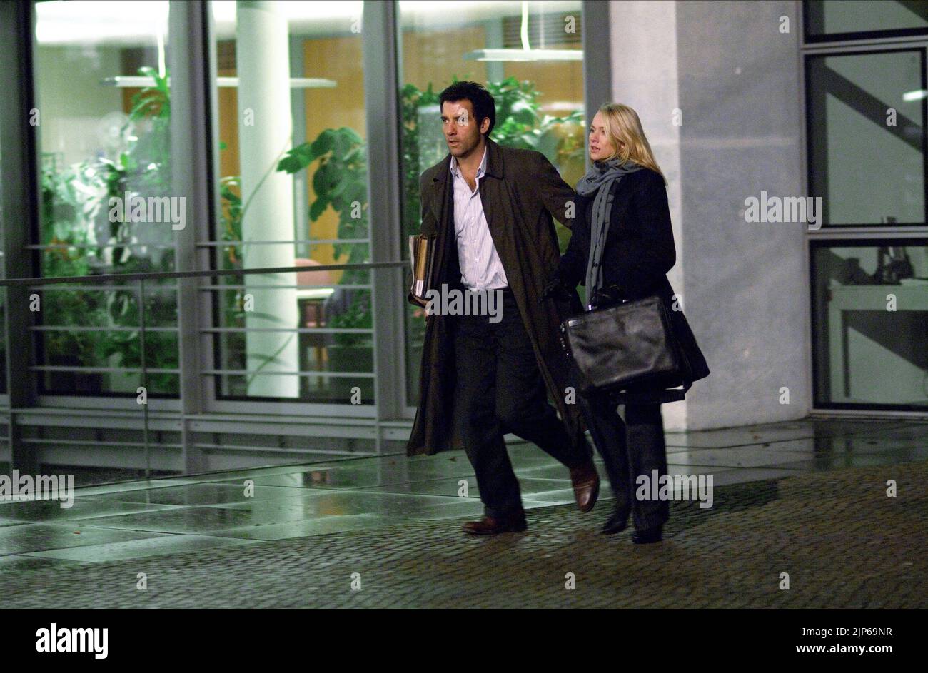 Clive owen naomi watts international hi-res stock photography and ...