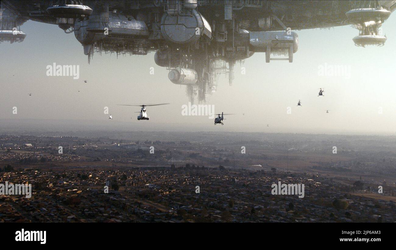 HELICOPTERS PATROL ALIEN COMPOUND, DISTRICT 9, 2009 Stock Photo - Alamy