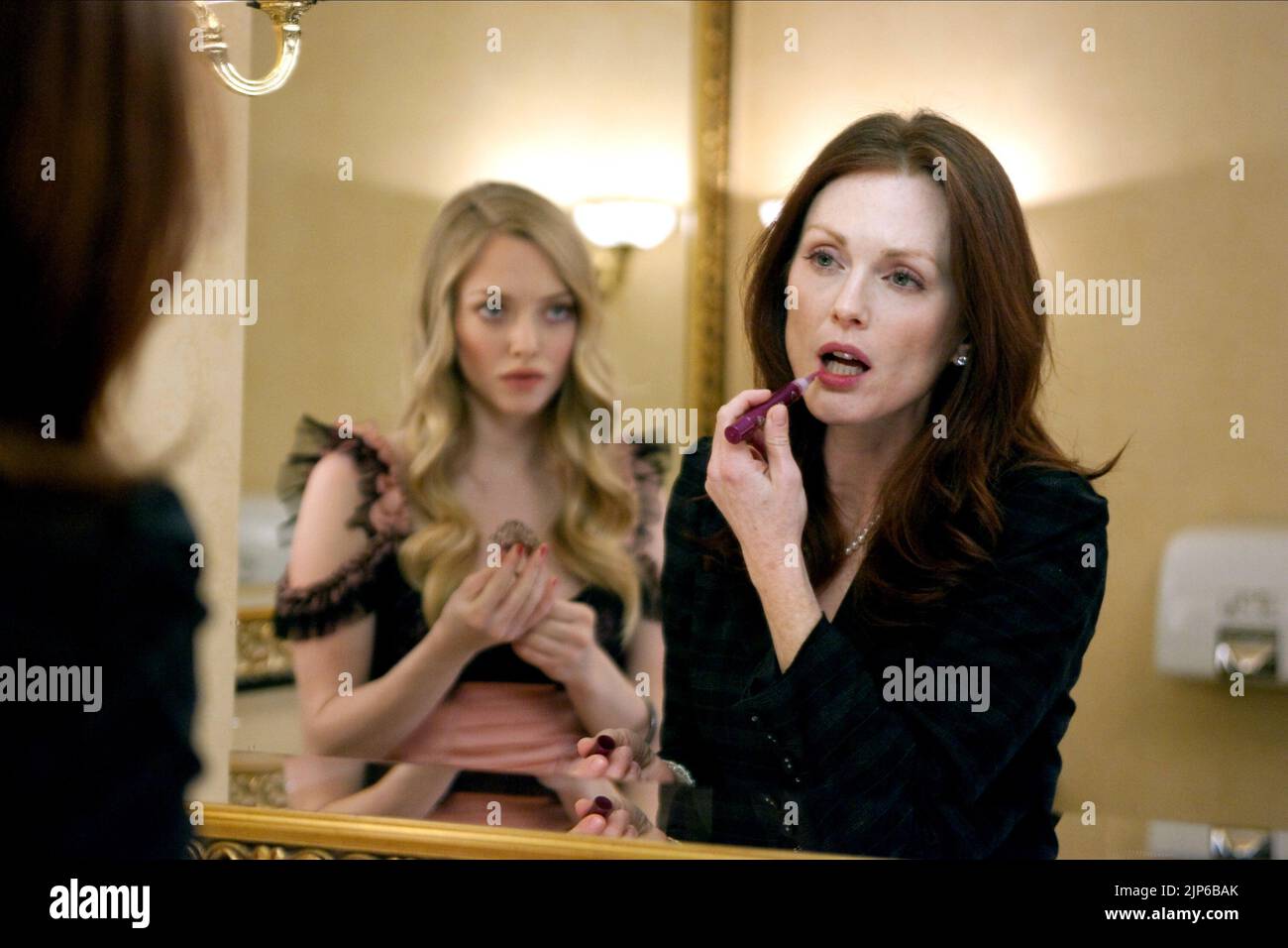 AMANDA SEYFRIED, JULIANNE MOORE, CHLOE, 2009 Stock Photo - Alamy