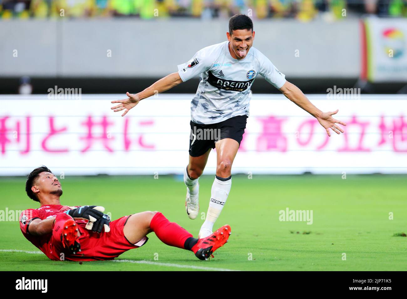 Chiba, Japan. 14th Aug, 2022. (L-R) Shota Arai (JEF), Dudu (Zelvia) Football/Soccer : 2022 J2 ...