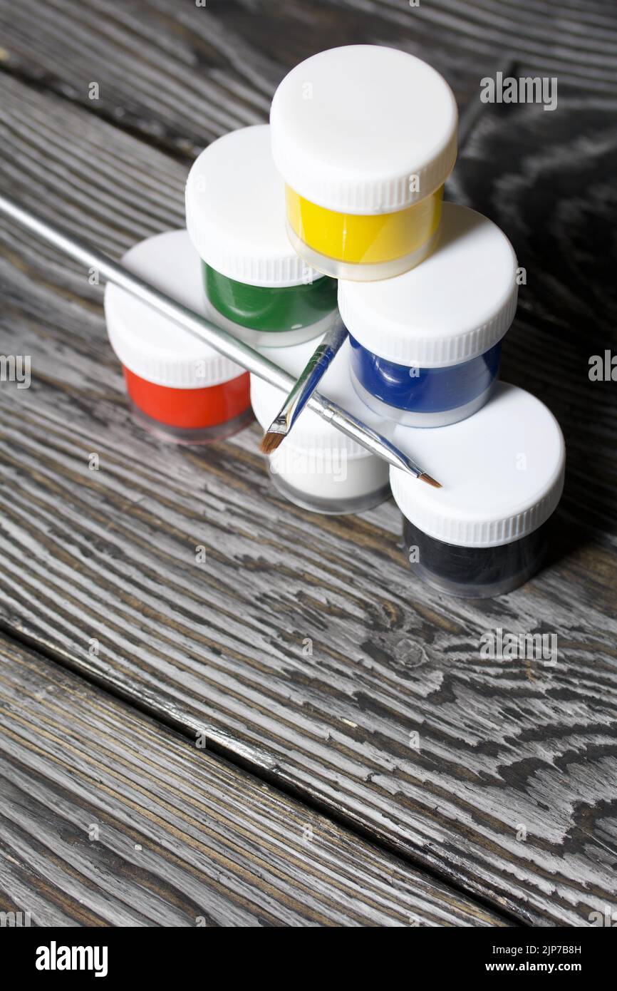 Container of professional artist brushes hi-res stock photography and ...