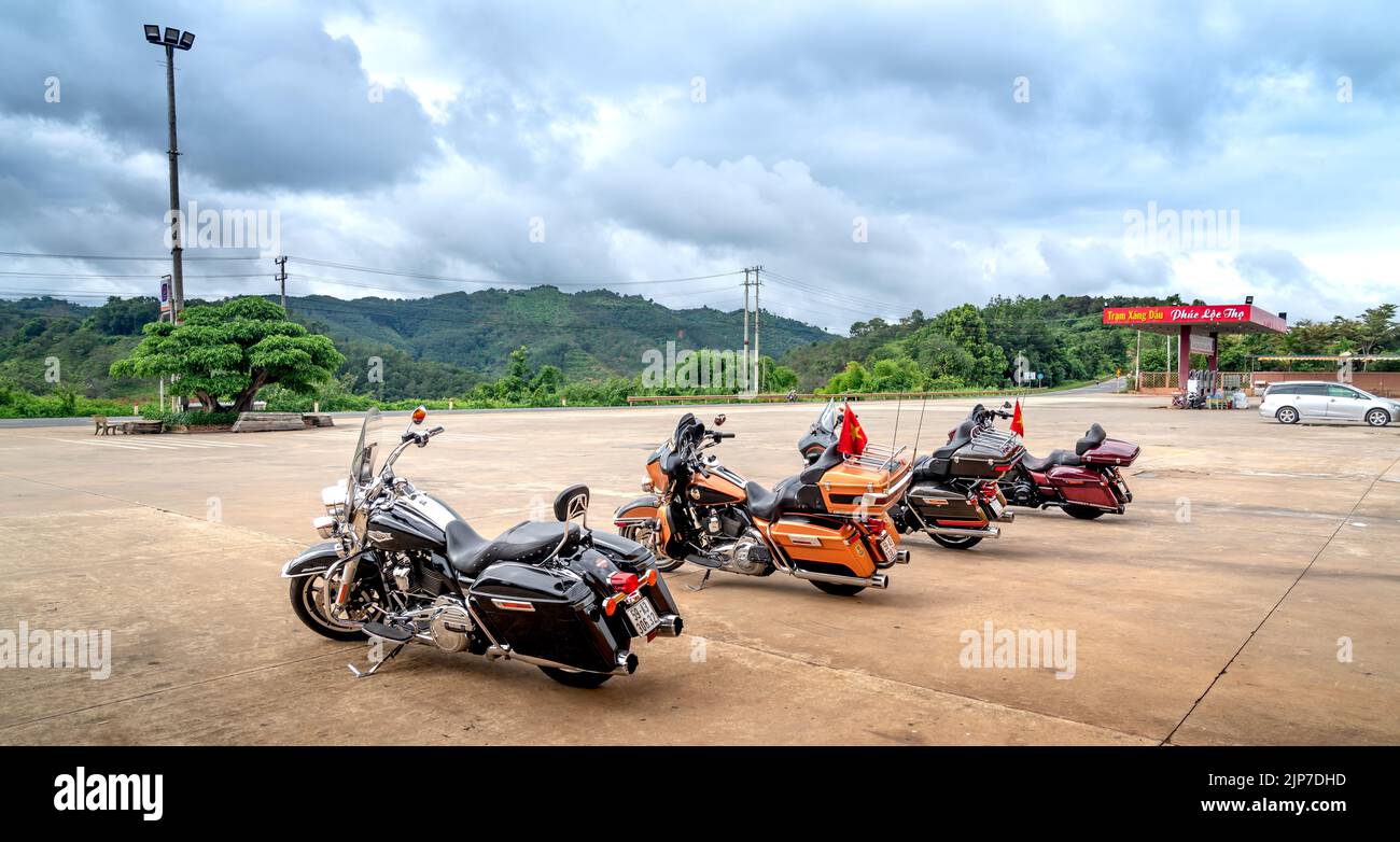 Tourists go on a road trip with Harley-Davidson large displacement ...