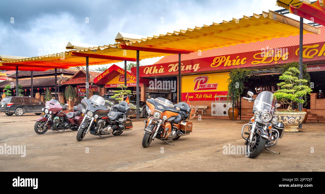 Tourists go on a road trip with Harley-Davidson large displacement ...