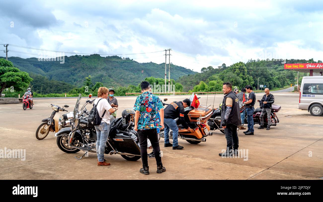 Tourists go on a road trip with Harley-Davidson large displacement ...