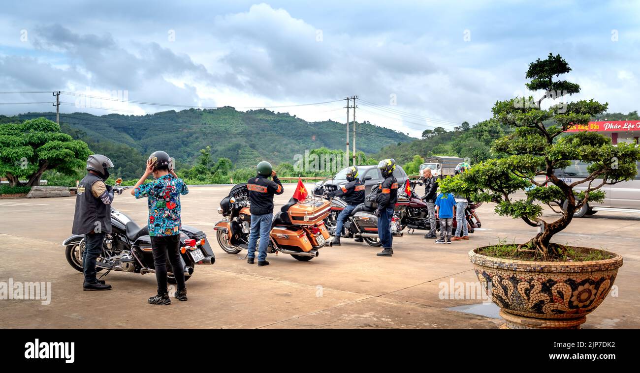 Tourists go on a road trip with Harley-Davidson large displacement ...