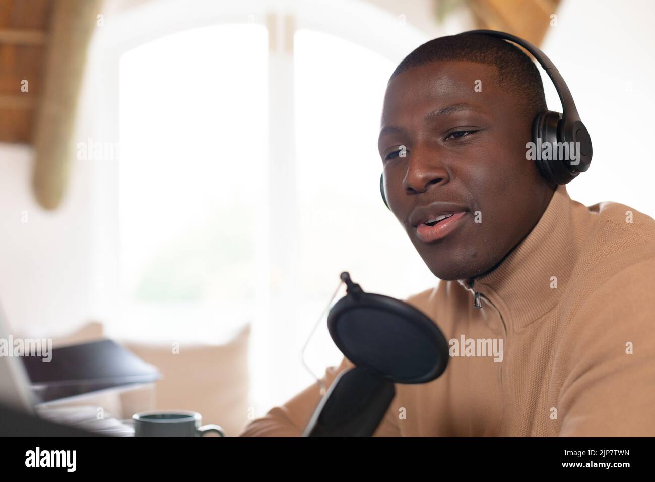 Talking into microphone hi-res stock photography and images - Alamy