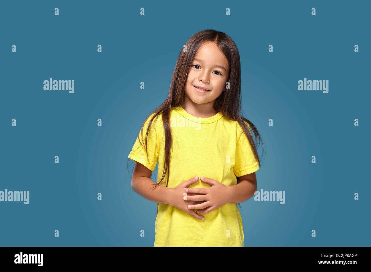 Little girl in yellow t-shirt is smiling Stock Photo - Alamy