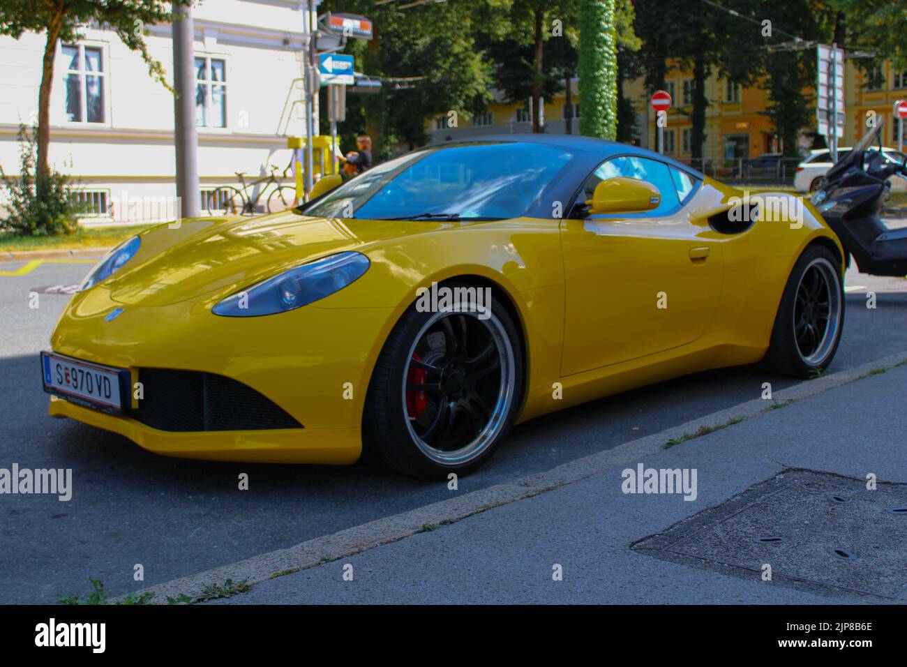 The yellow Porsche 911 GT3 RS Stock Photo - Alamy