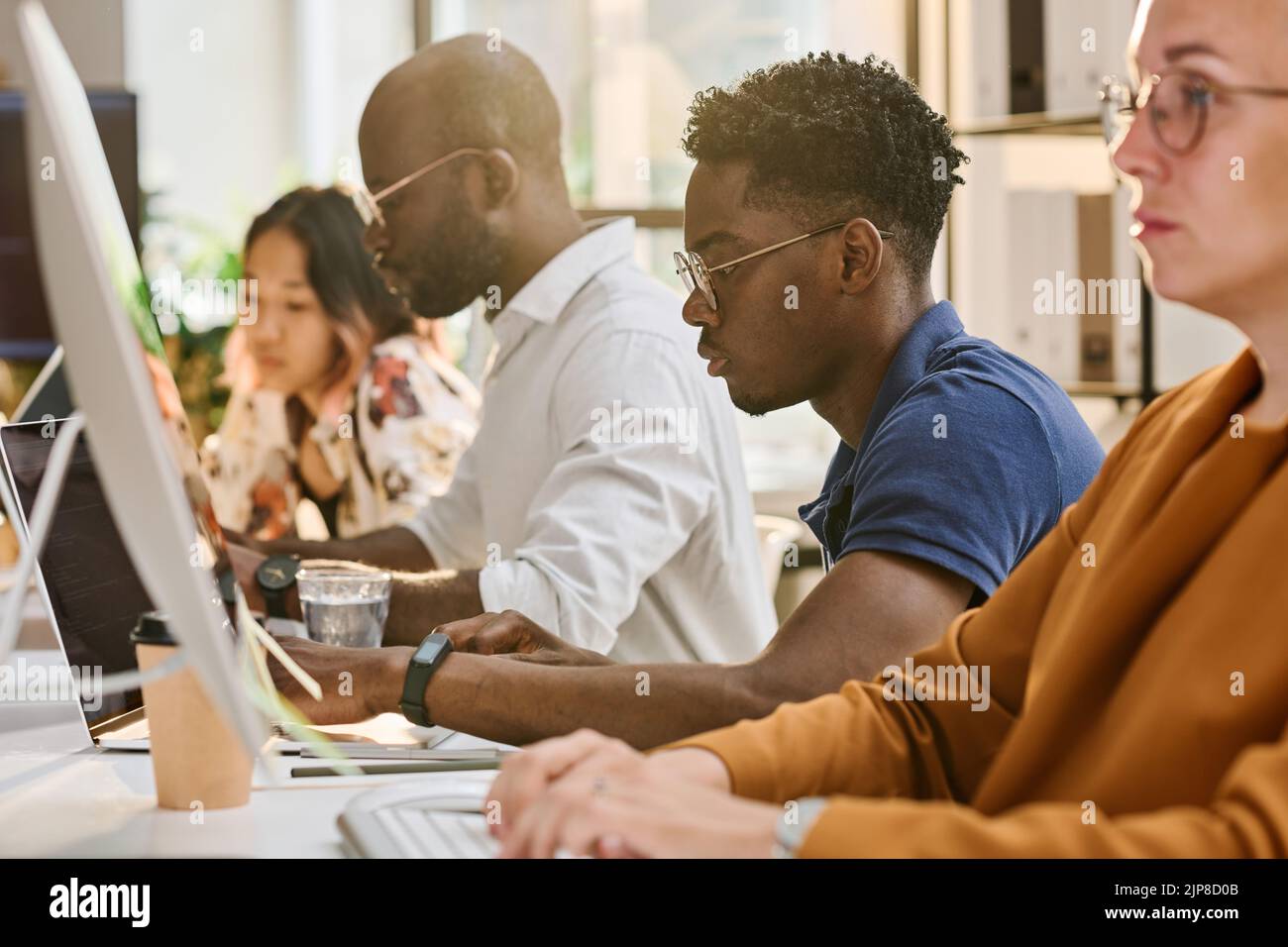Group programmers sitting table hi-res stock photography and images - Alamy