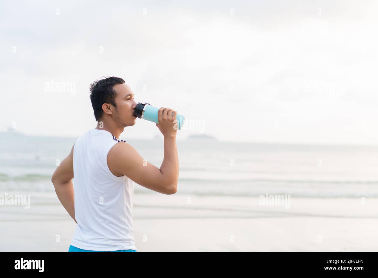 Asian sportsman runner drinking water hi-res stock photography and ...