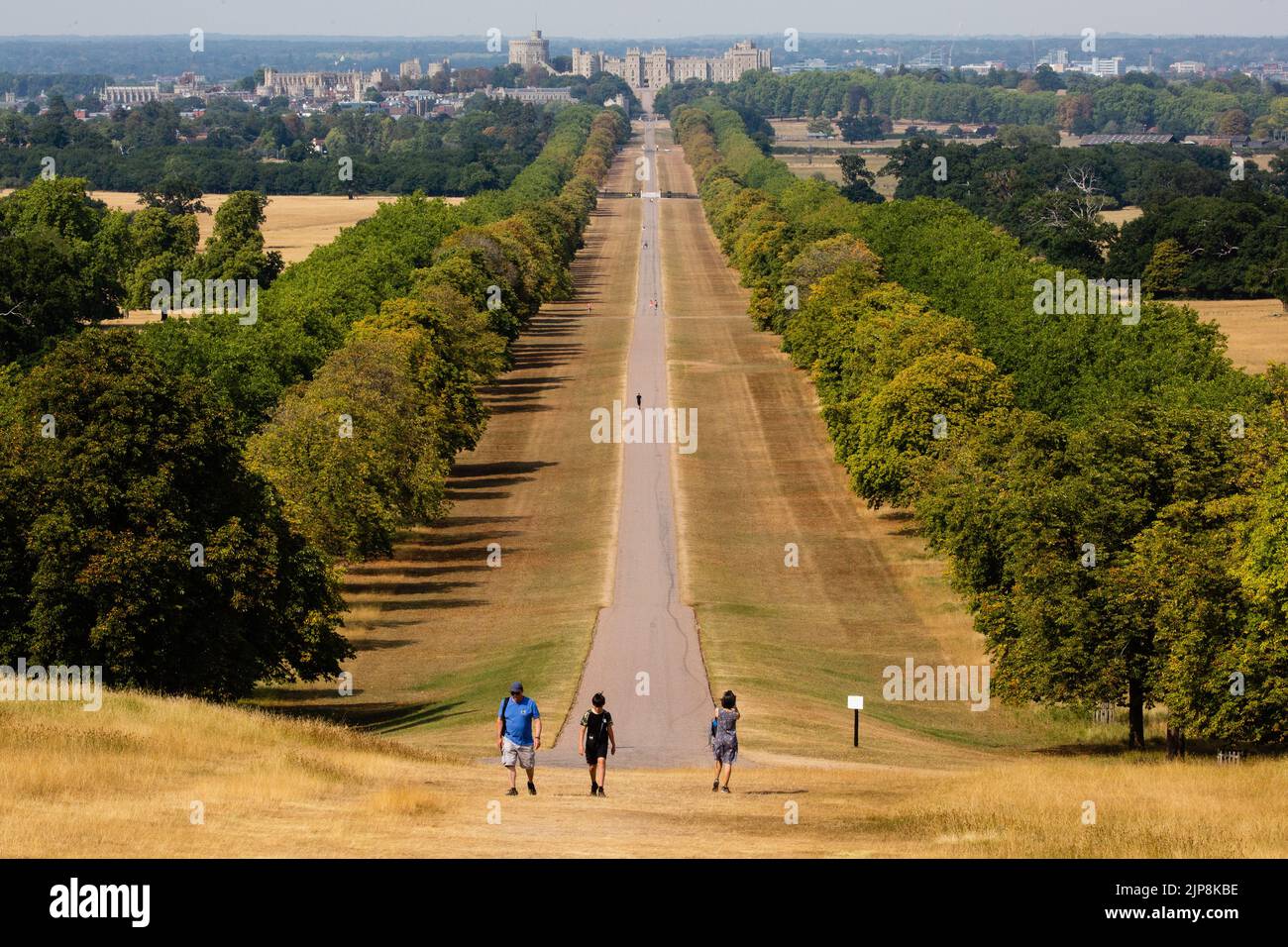 Windsor, UK. 15th August, 2022. Tourists walk up Snow Hill in Windsor ...