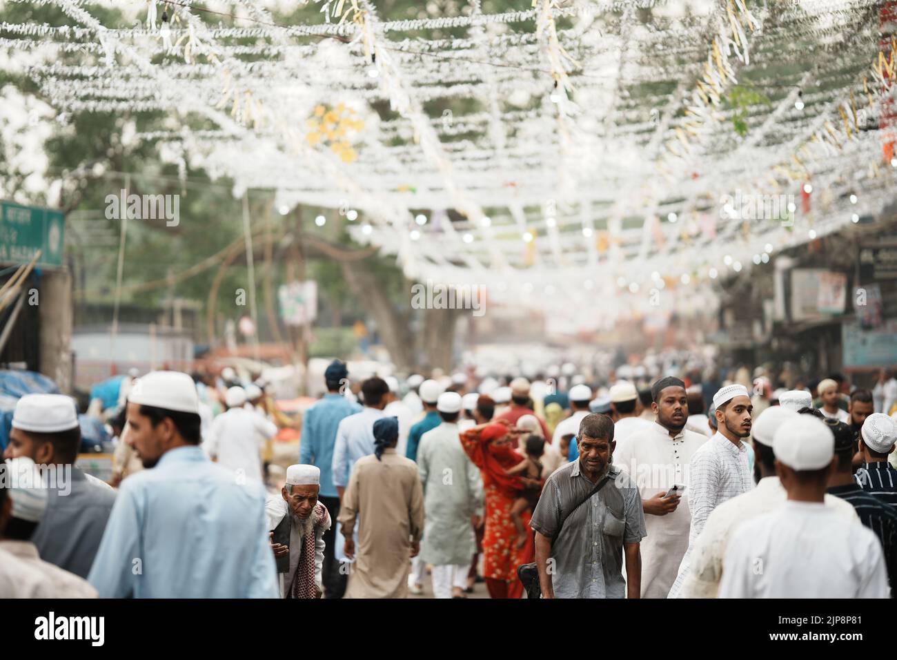A crowd of people in Delfter shroud fire gamma mosque market in India ...