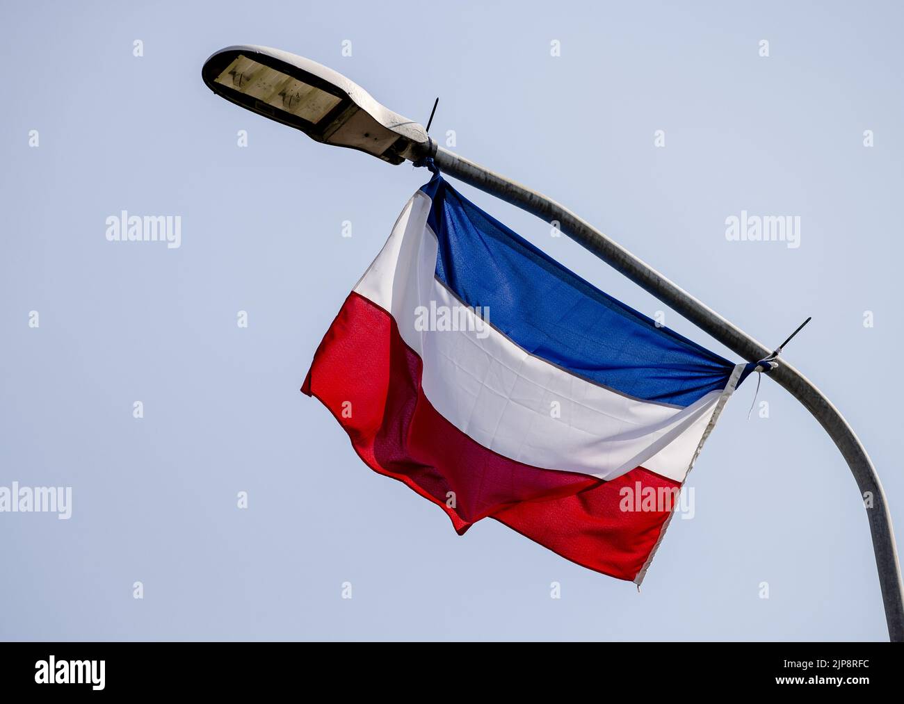 2022-08-16 11:24:38 EDERVEEN - An inverted Dutch flag hangs from a ...