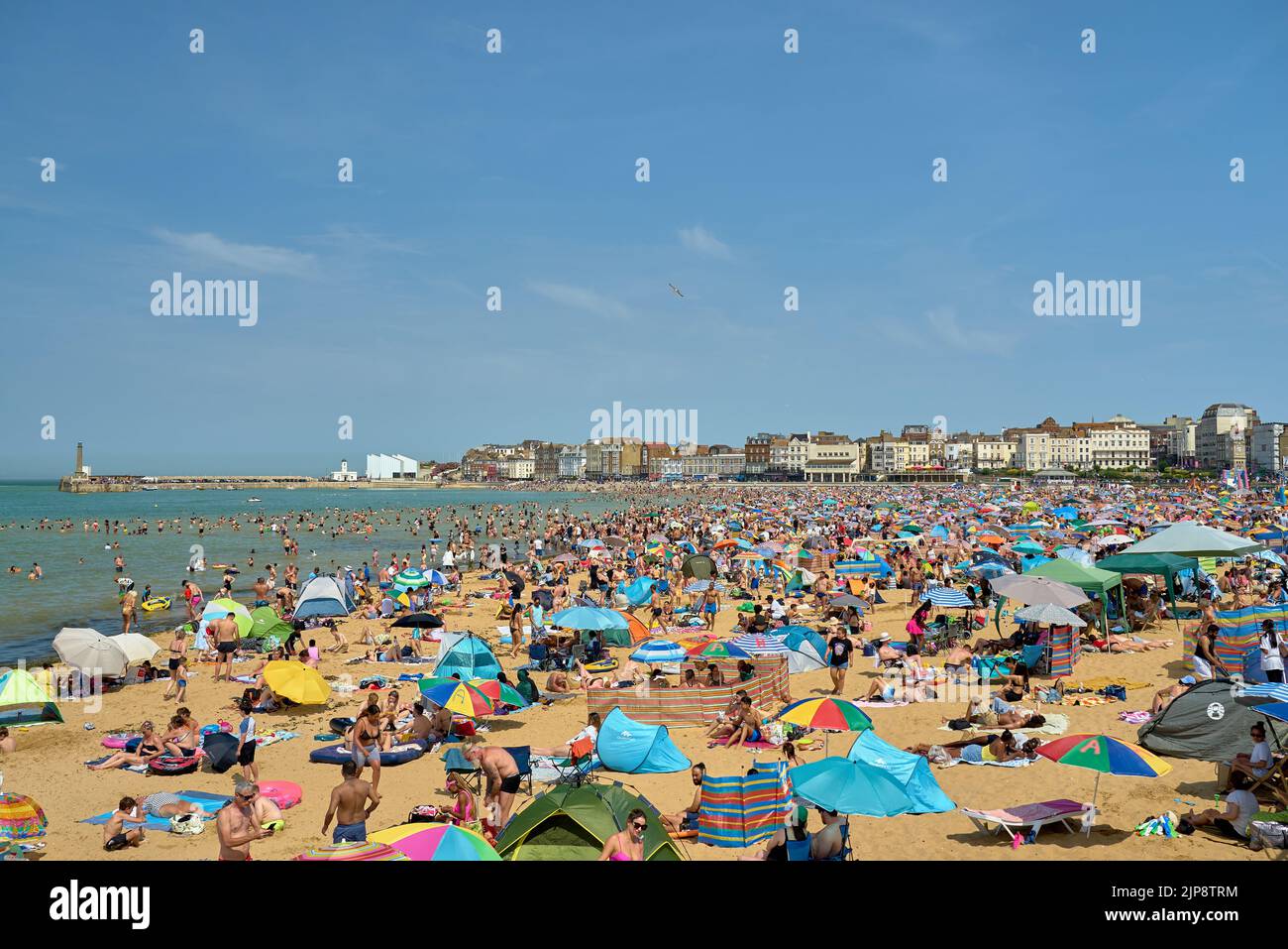 Crowded beach england hi-res stock photography and images - Alamy