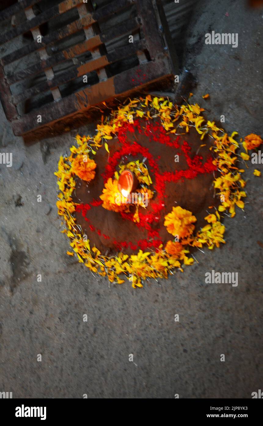 Hindu indian mourning ritual hi-res stock photography and images - Alamy