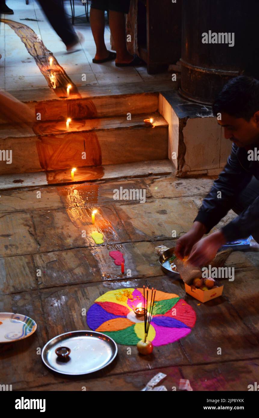 Hindu indian mourning ritual hi-res stock photography and images - Alamy