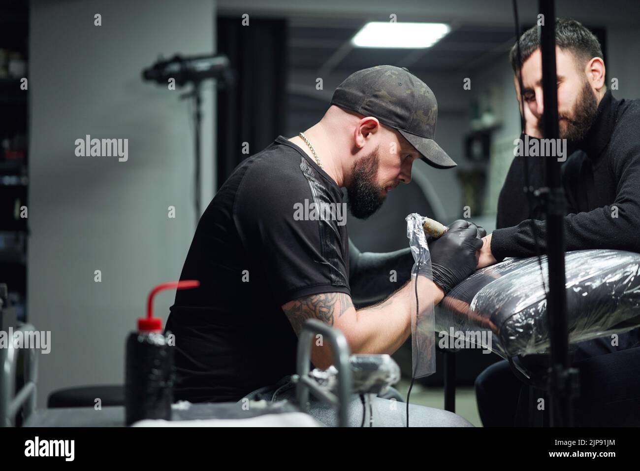 tattooing, tattoo artist Stock Photo - Alamy