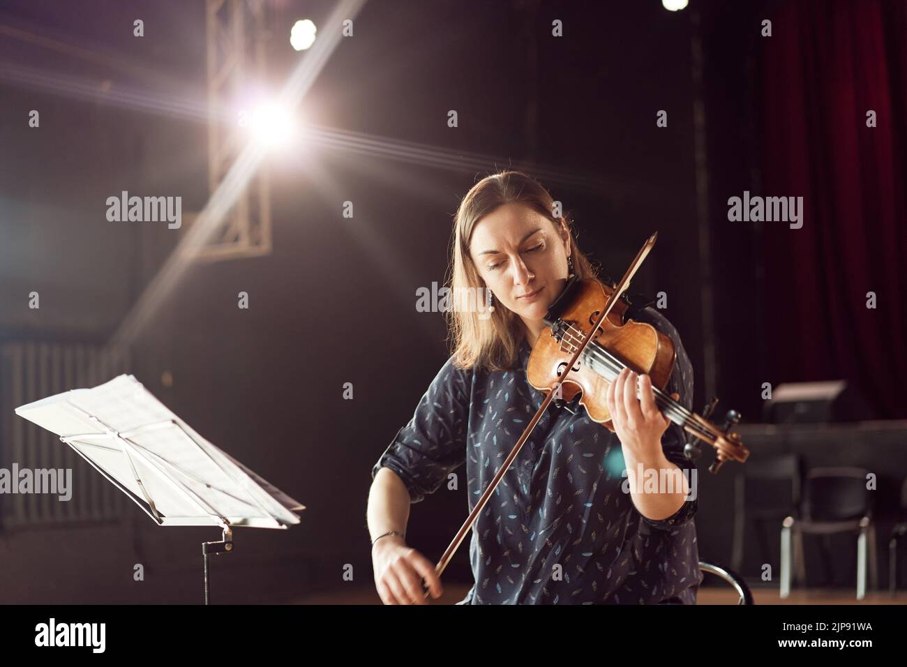Stage spotlight violin hi-res stock photography and images - Alamy
