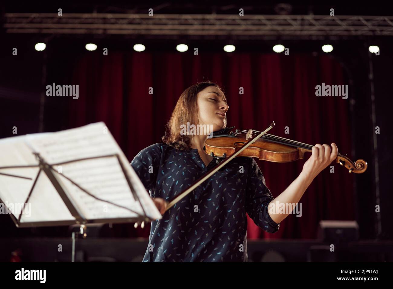 Stage spotlight violin hi-res stock photography and images - Alamy