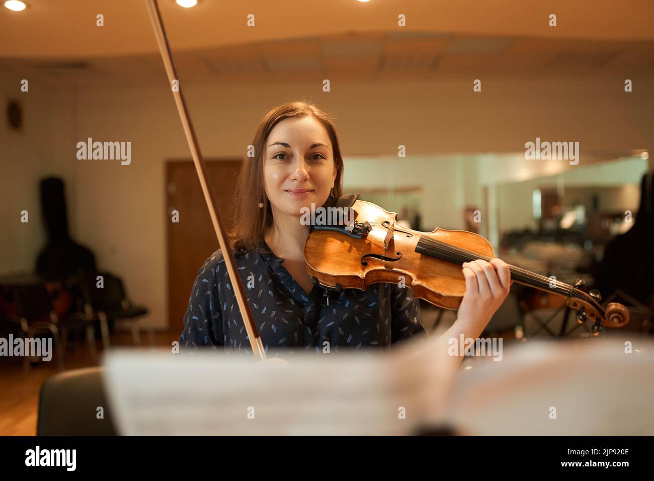 Female violinist portrait hi-res stock photography and images - Alamy