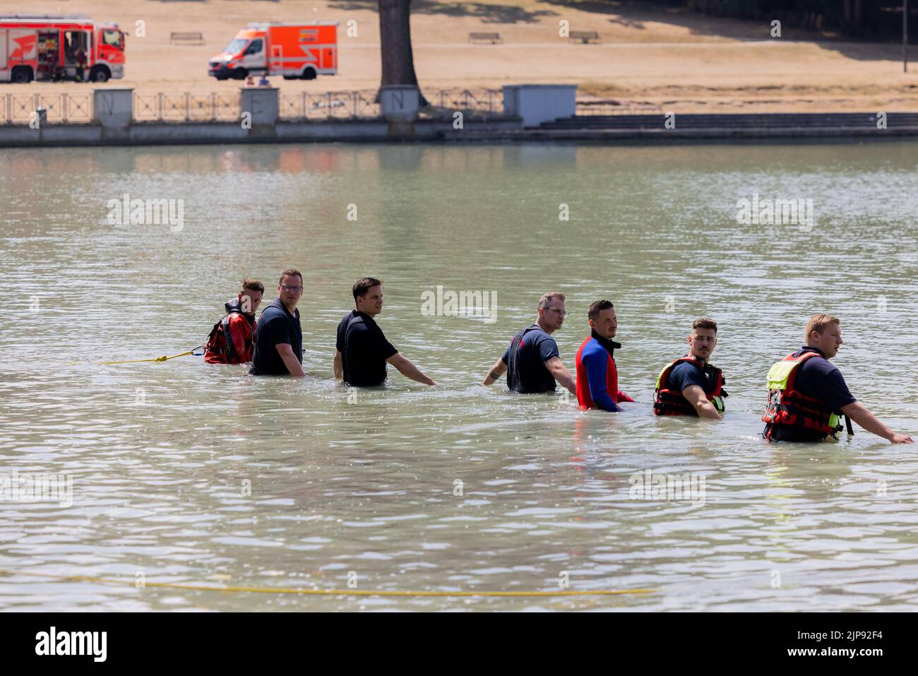 Cologne, Germany. 16th Aug, 2022. Emergency forces form a chain in the ...