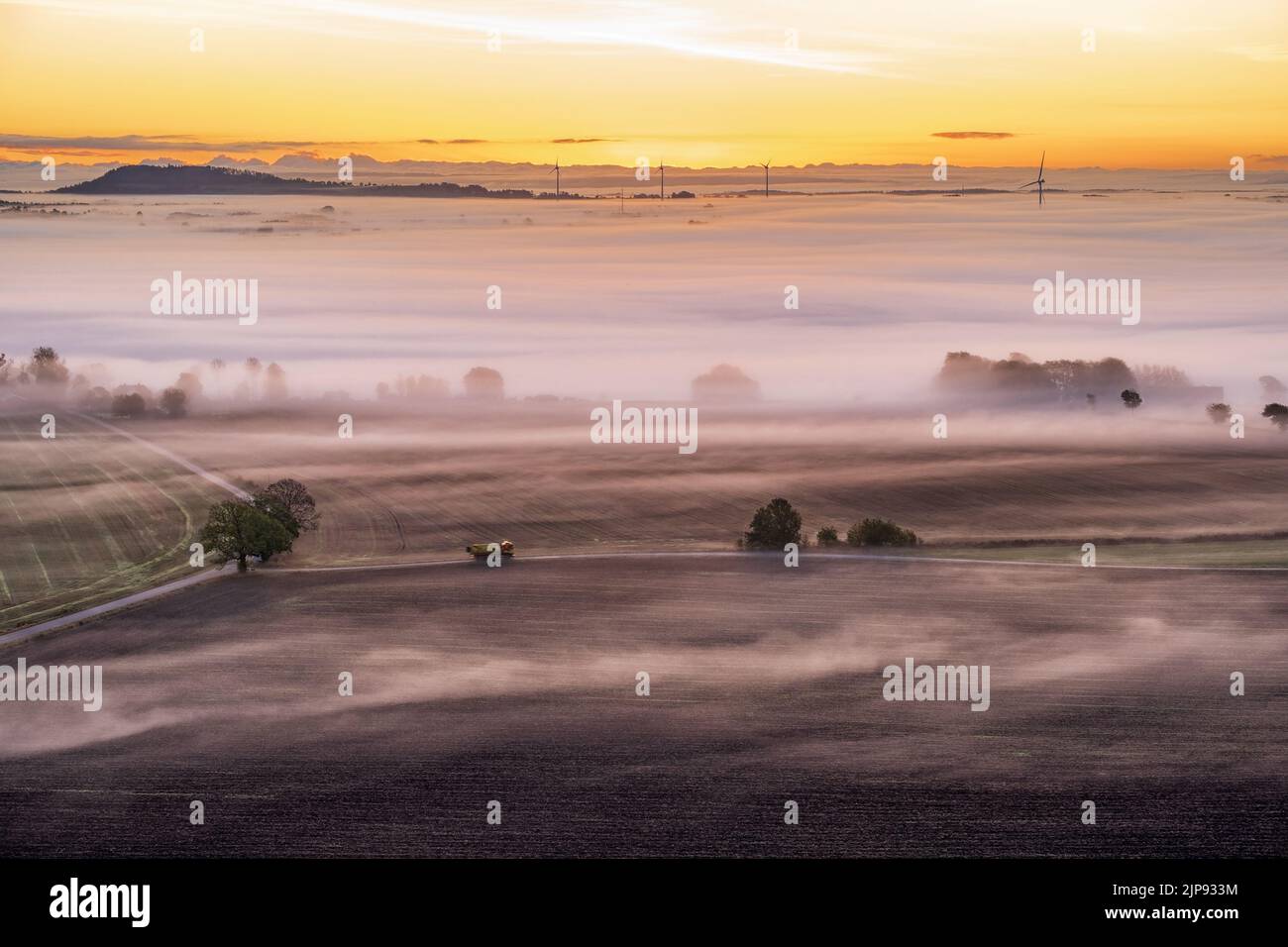 Driving the mist hi-res stock photography and images - Alamy