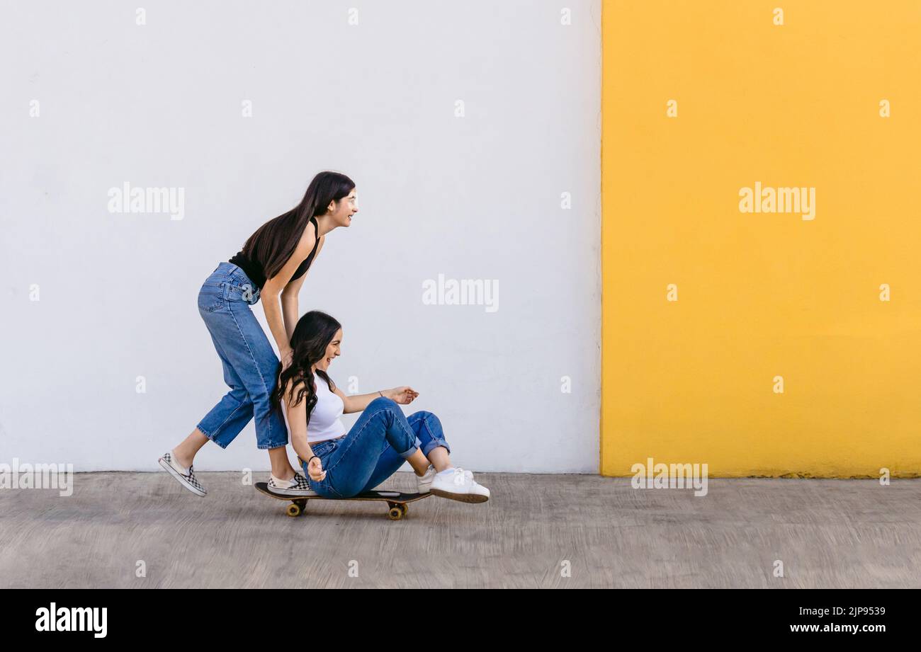 Skateboarderin hi-res stock photography and images - Alamy