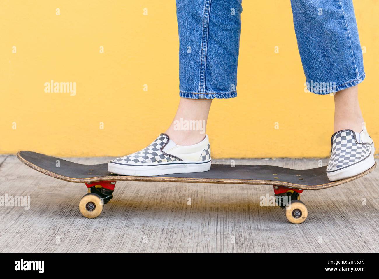 Skateboarderin hi-res stock photography and images - Alamy