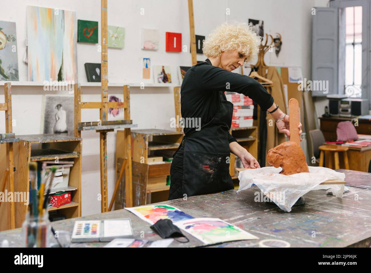 modeling, studio, artist, bildhauerin, studios, artists Stock Photo - Alamy