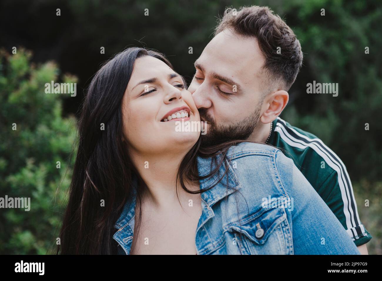 couple, kiss, hug, pairs, kisses, hugging, hugs Stock Photo - Alamy