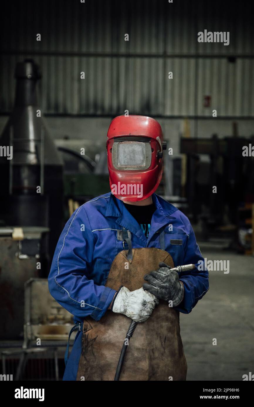 workplace, welder, welding helmet, metal worker, arbeitsporträt ...