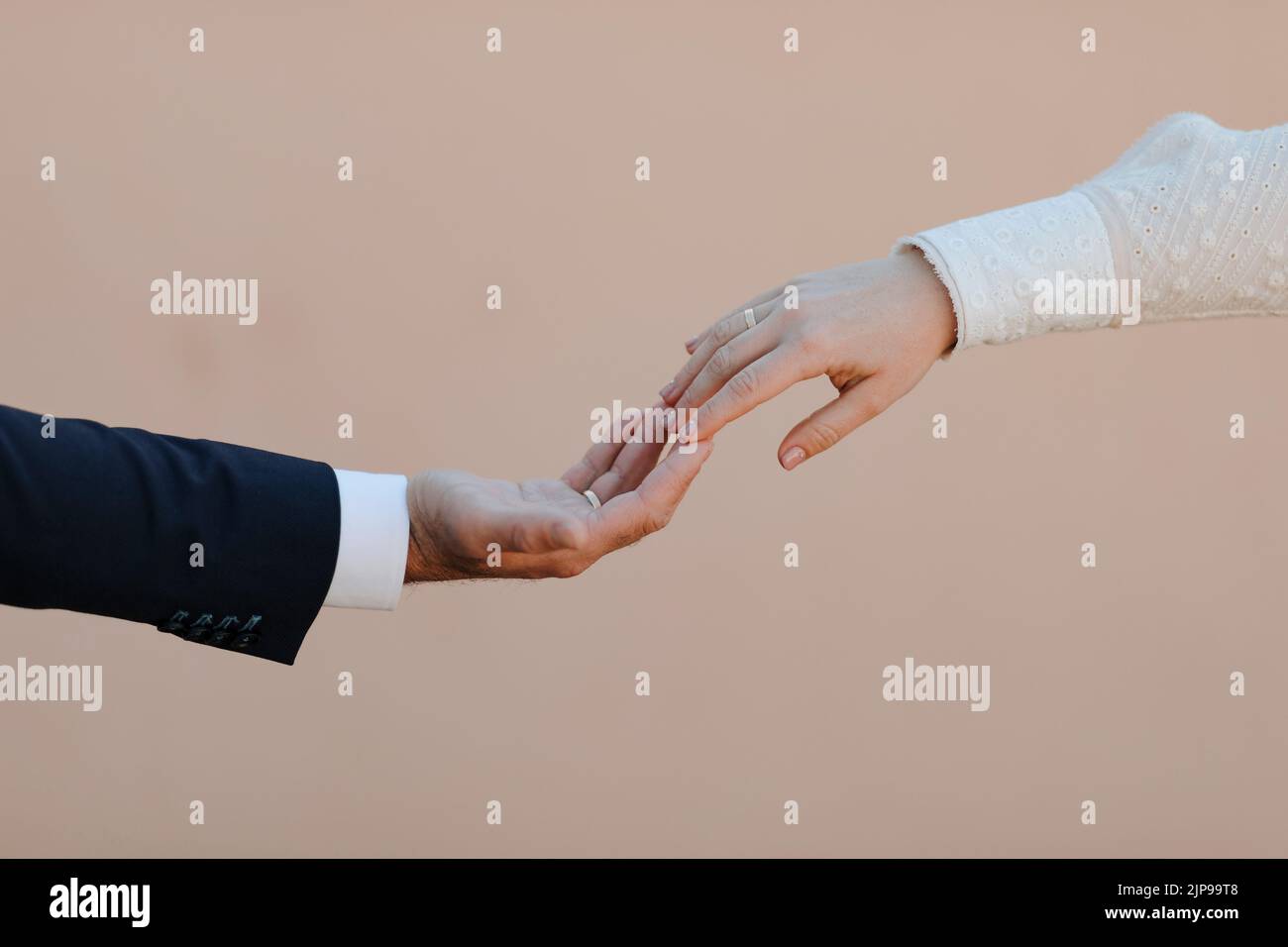 bonding, touch, wedding couple, touchs, wedding couples Stock Photo - Alamy