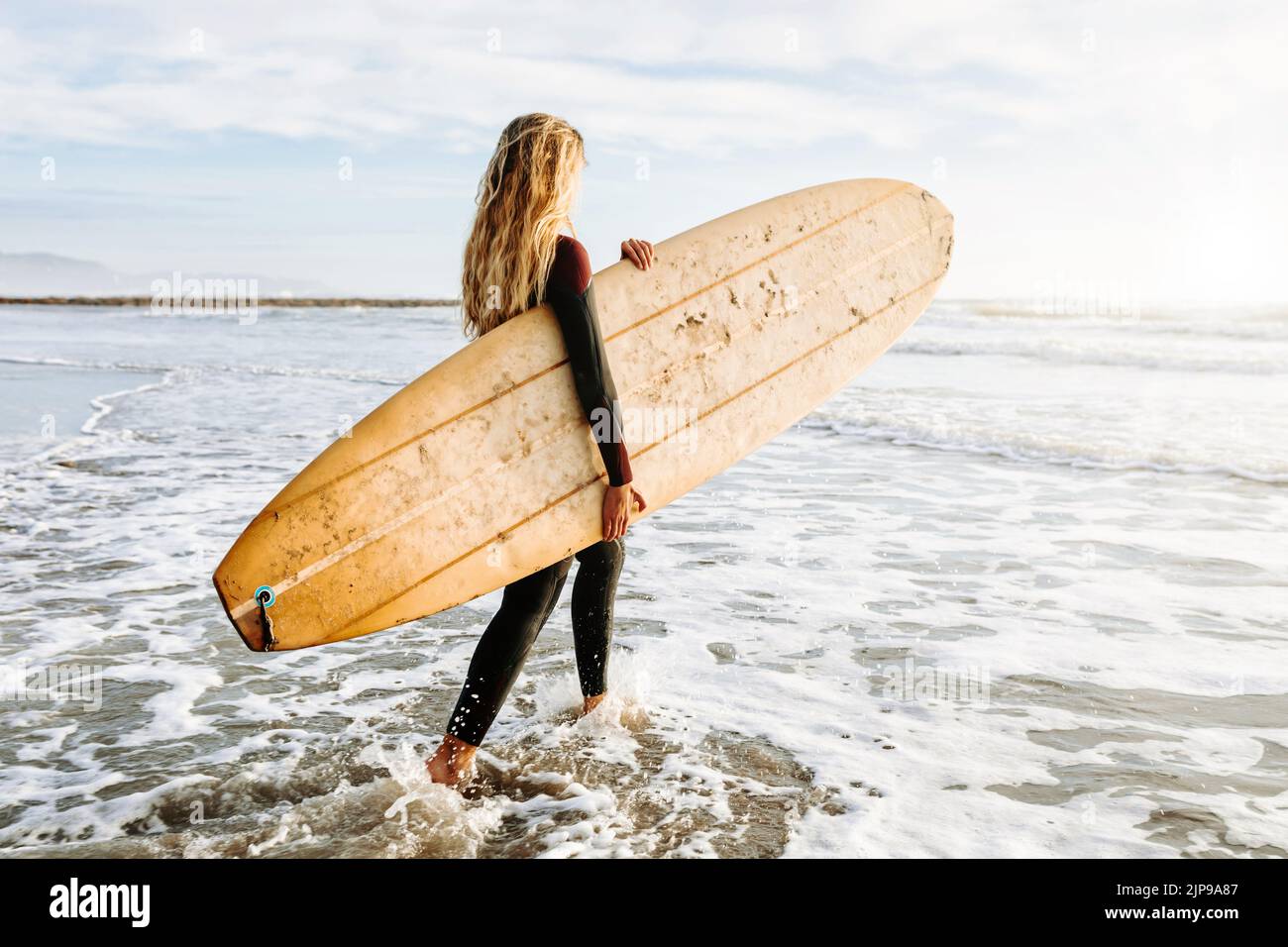 Women surfboards walking sea hi-res stock photography and images - Alamy