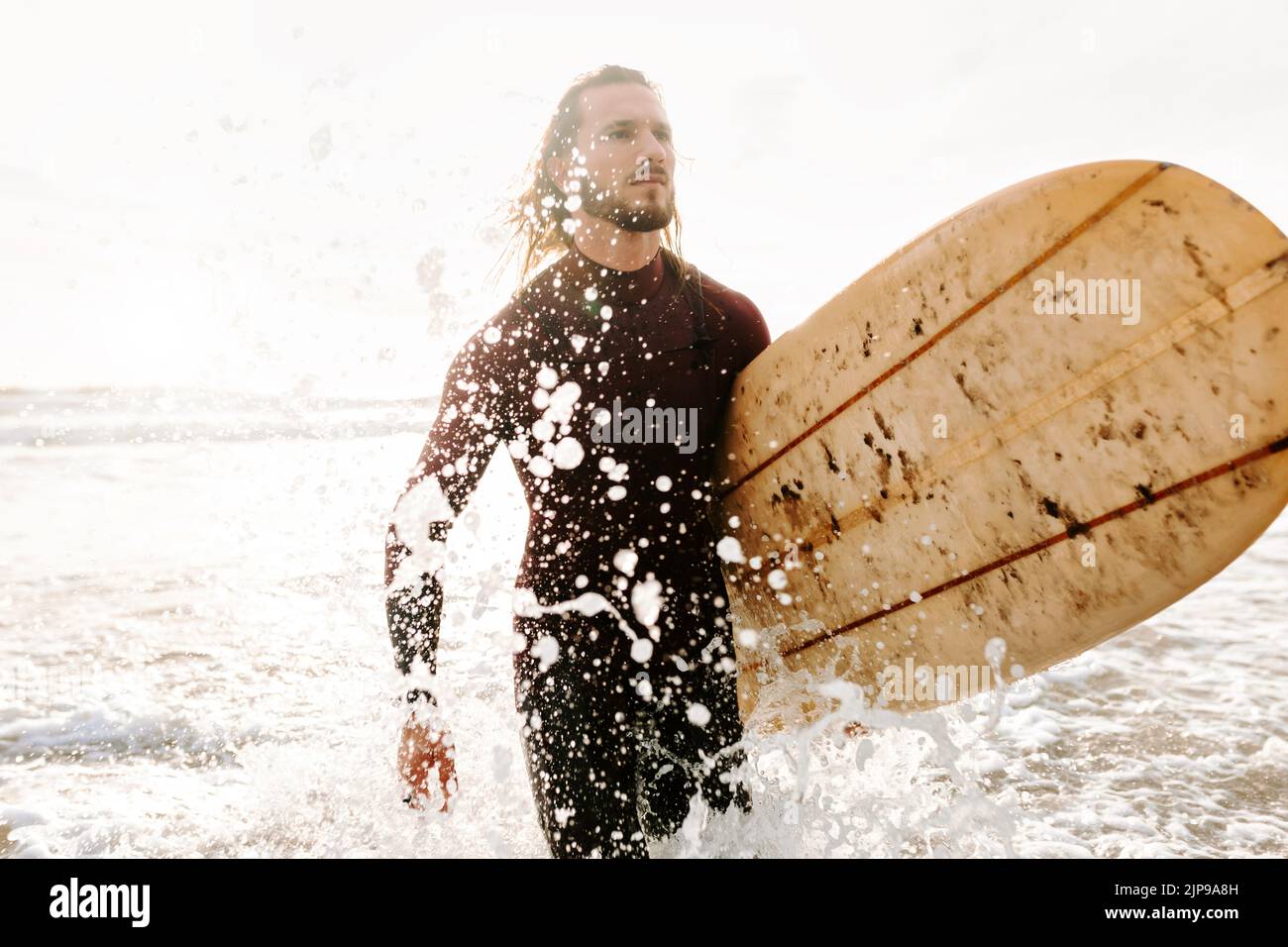 Middle aged surfers hi-res stock photography and images - Alamy