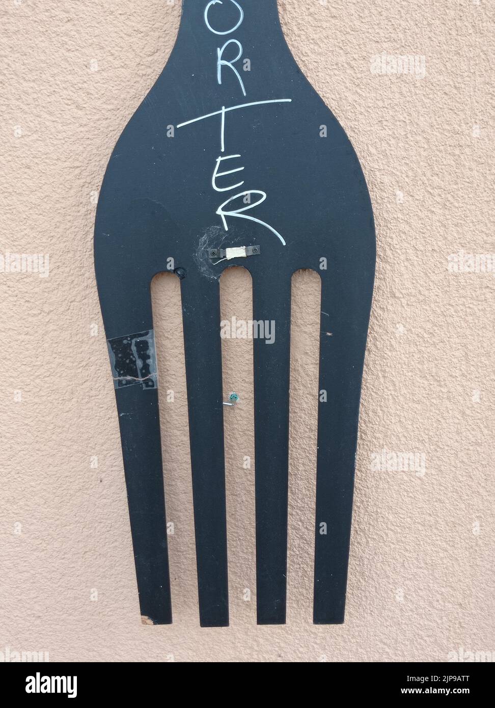 Une grande fourchette pour indiquer l'entrée du restaurant, France ...