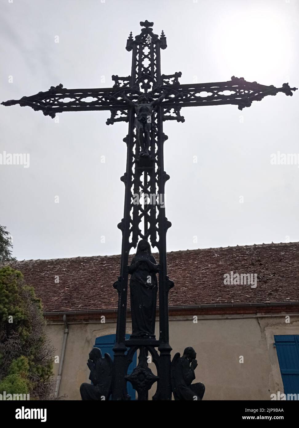 Une croix en fer devant l'église de Néris les Bains, FRANCE Stock Photo ...