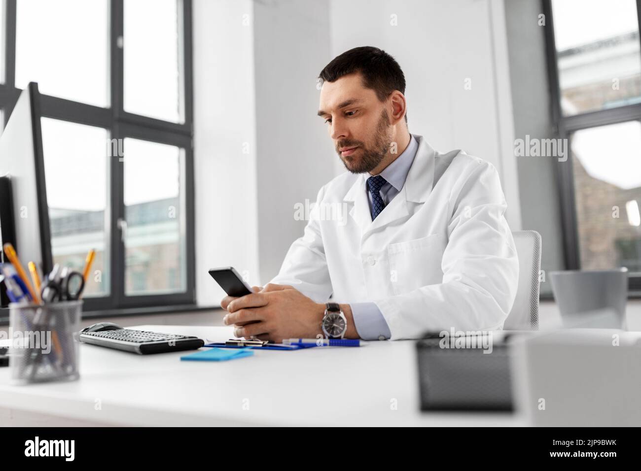 Doctor smartphone healthcare online technology hi-res stock photography ...